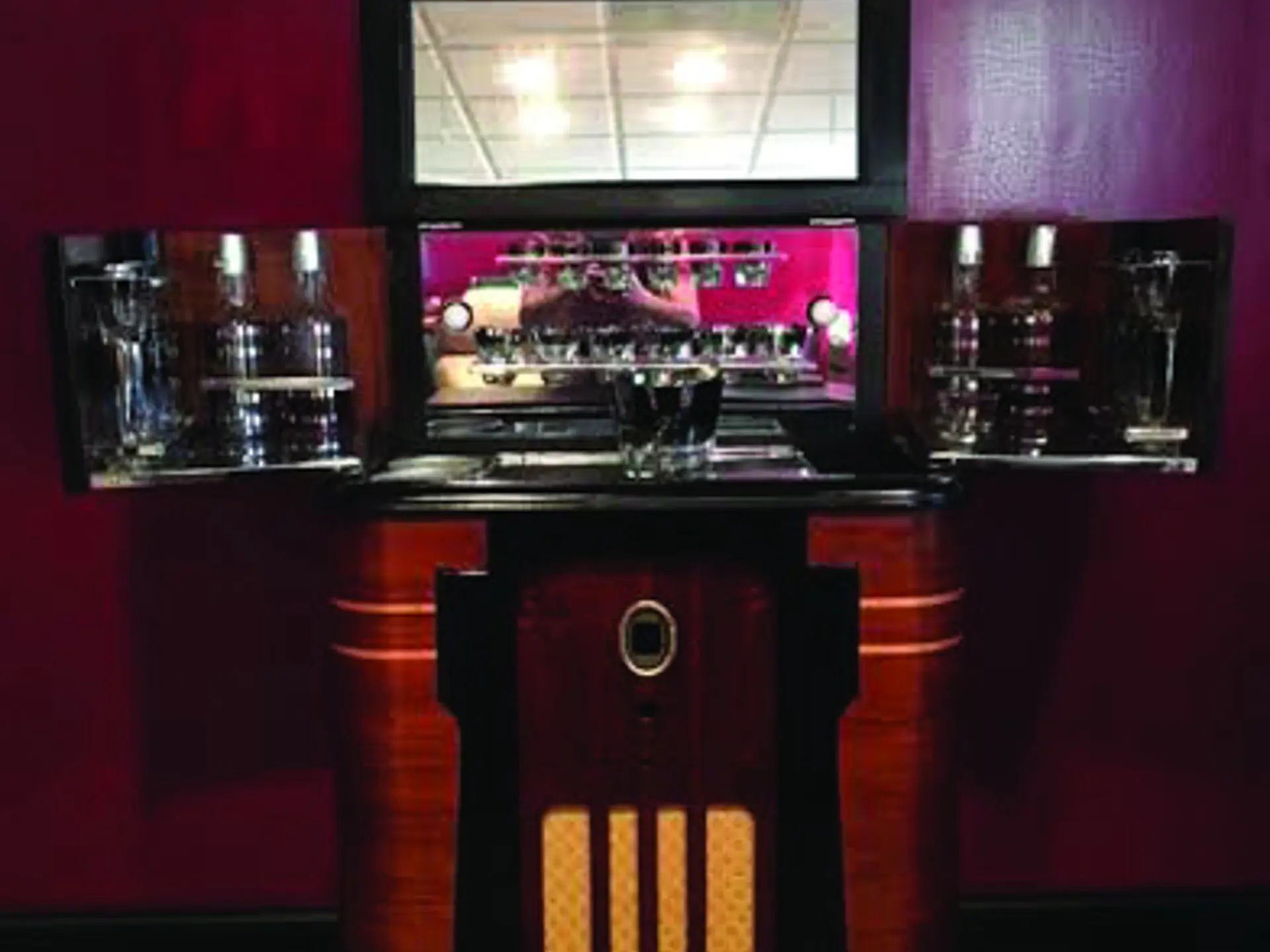 A 1930s radio bar. | Auburn Fall 2016 | RM Sotheby's
