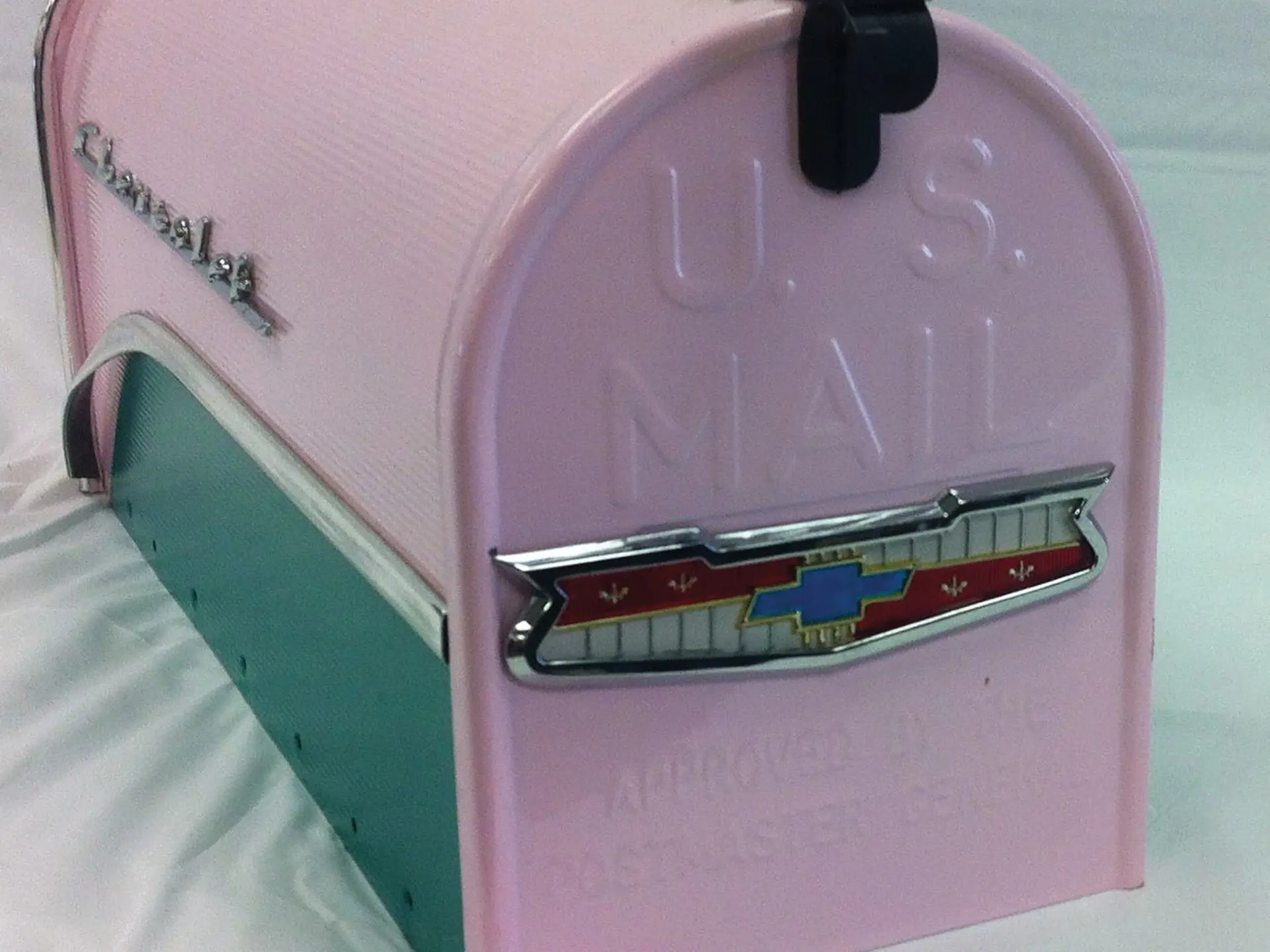 Customized 50's Theme Two Toned Chevrolet Mailbox | Auburn Fall 2014 ...