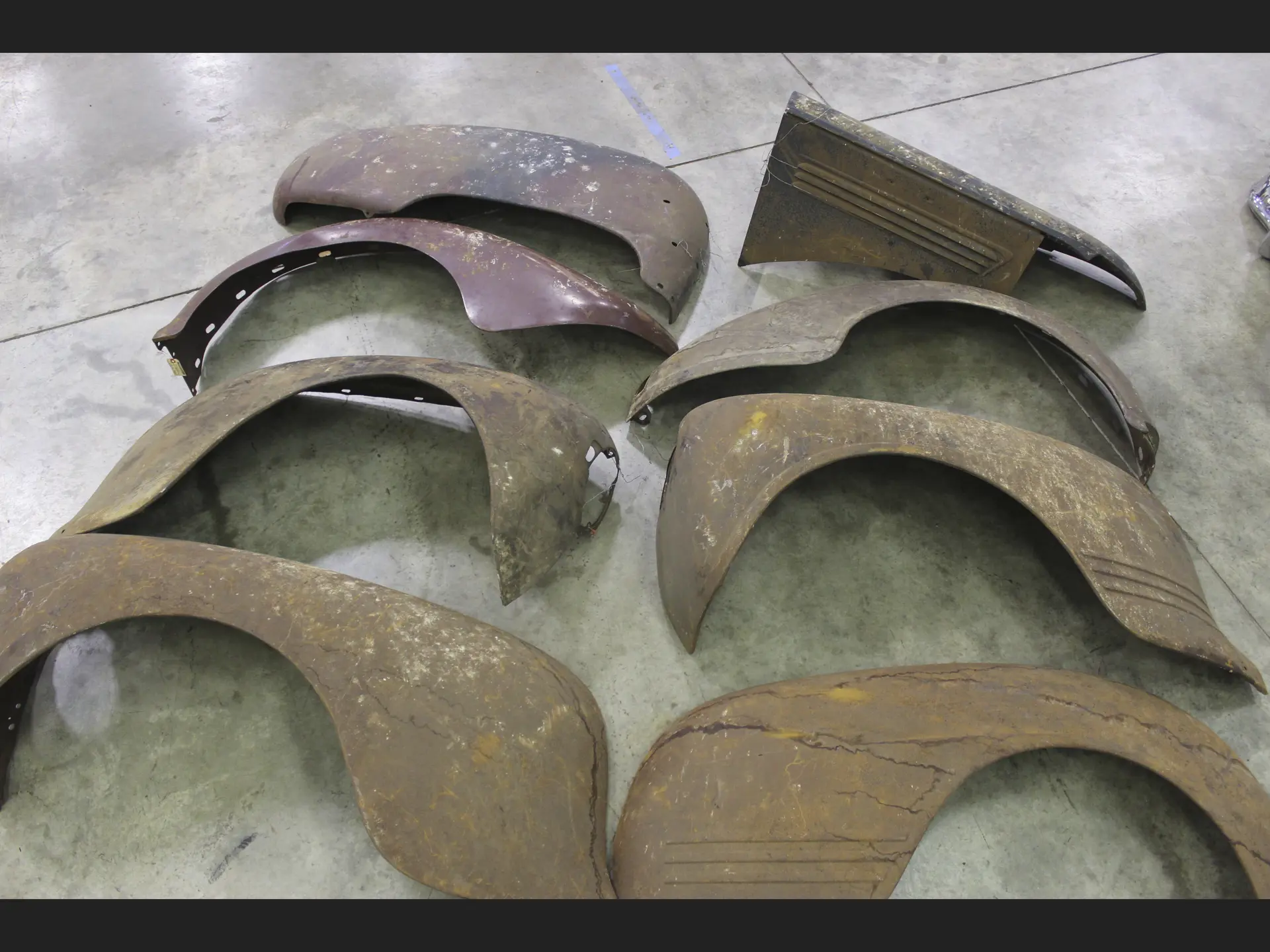 Mixed Lot of Ford, Chrysler, and Lincoln Fender Panels | Auburn Fall ...