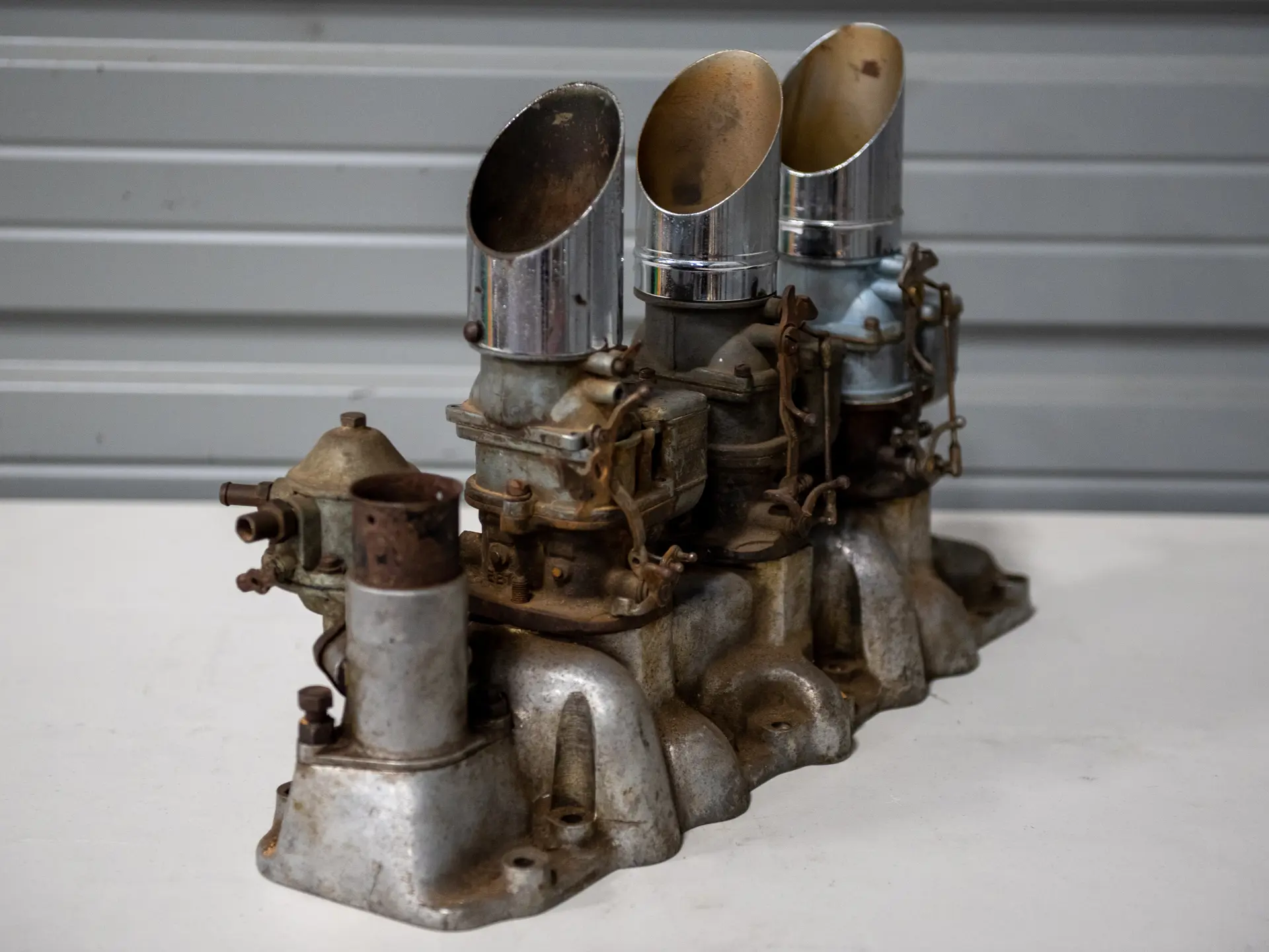 Cyclone Intake Manifold with Three Stromberg Carburetors | Auburn Fall ...