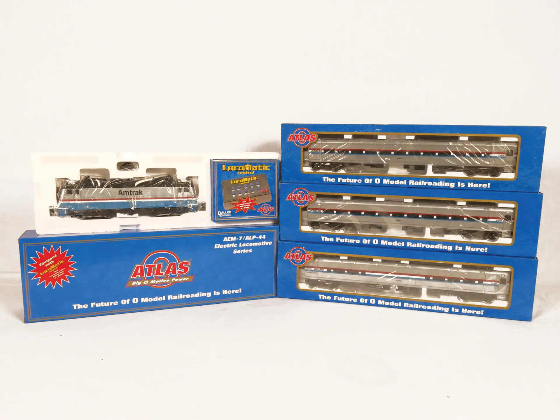 Atlas O Gauge Amtrak Locomotive with Set of Three Horizon Passenger ...