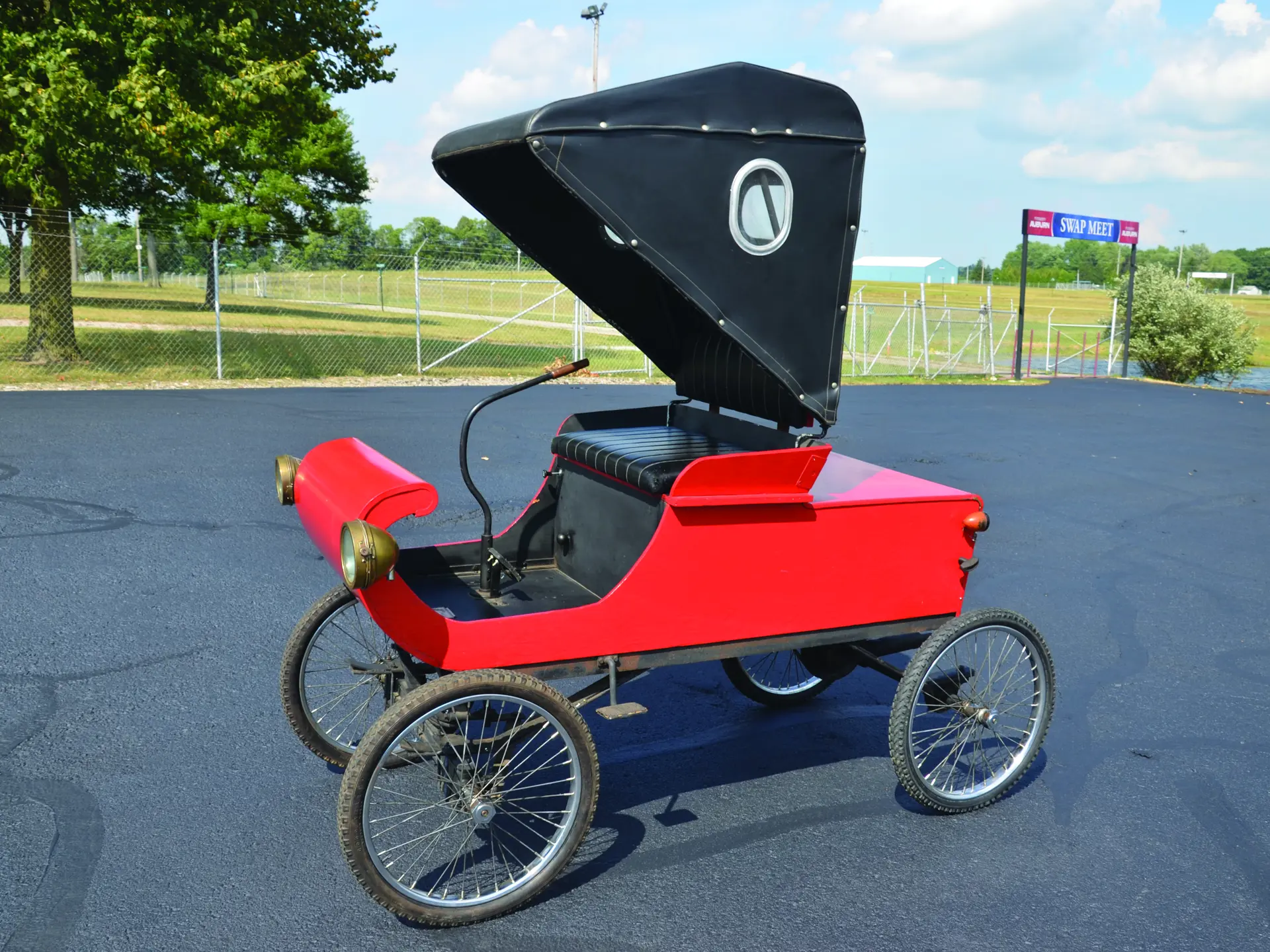 A replica early 1900's Oldsmobile curved dash runabout. | Auburn Fall ...