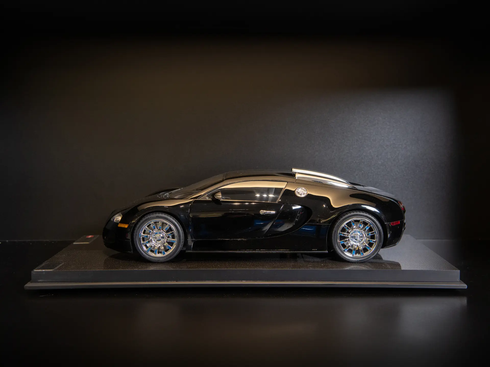 2008 Bugatti Veyron 1:8 Scale Model by Amalgam | Dare to Dream ...