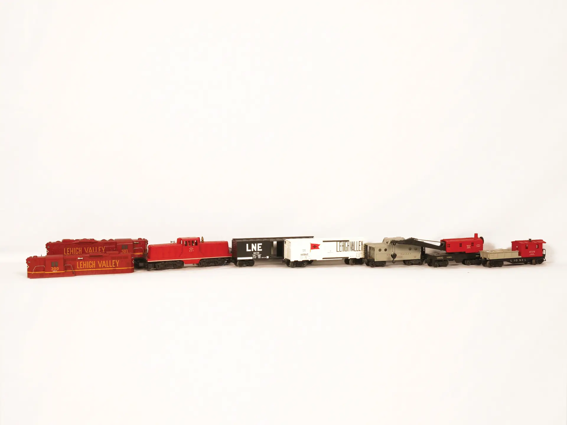 Lionel O Gauge Lehigh Valley GE 44-Ton Switcher with Two Boxcars, Crane ...